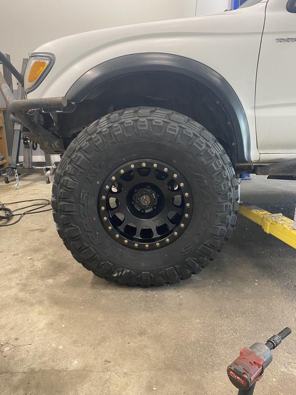 Method Race Wheels 105 Beadlock, 17x9 with 6 on 5.5 Bolt Pattern ...