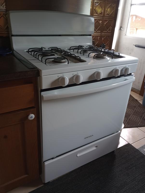 Amana 30-in 4 Burners 5.1-cu ft Freestanding Natural Gas Range (Black ...