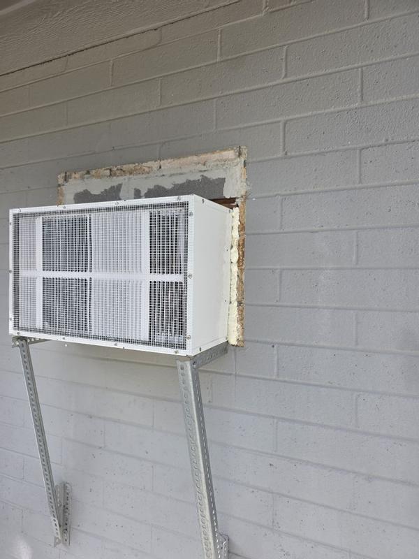 Whirlpool 14000-BTU 700-sq ft 230-Volt White Through-the-wall Air ...