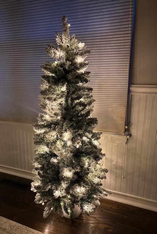 Best Choice Products Pre-Lit Potted Flocked Christmas Tree 6ft Classic ...