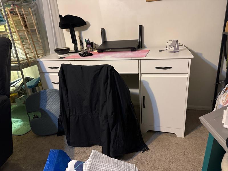 Bestier 59.06-in W White Office Desk with Charging station and Keyboard ...