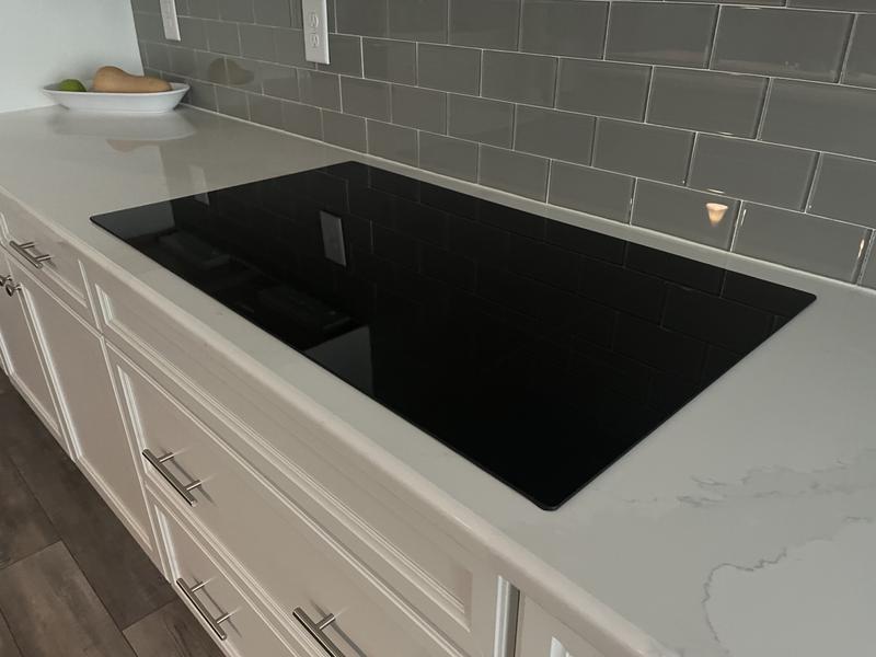 Bosch 500 Series 36-in 5 Burners Black Induction Cooktop NIT5660UC at ...