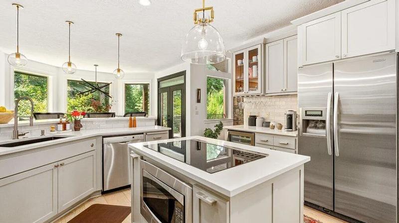 Bosch 500 Series 36-in 5 Burners Black Induction Cooktop NIT5660UC at ...