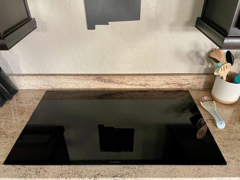 Bosch 500 Series 36-in 5 Burners Black Induction Cooktop NIT5660UC at ...