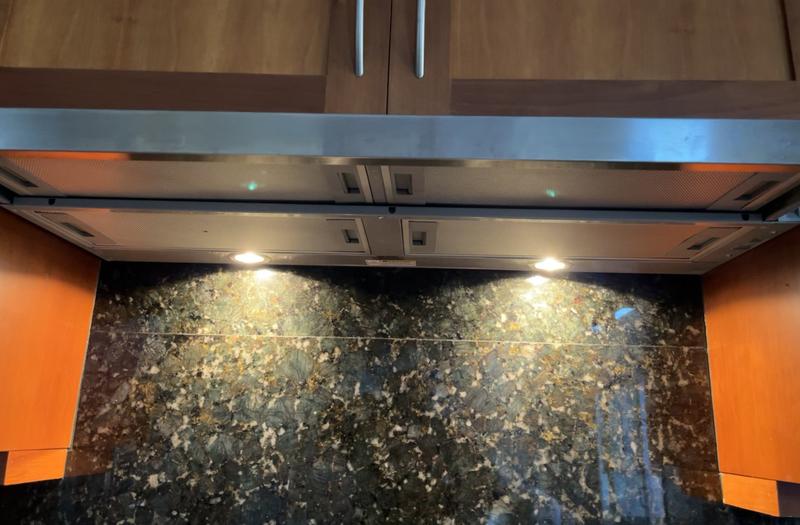 Bosch 500 Series 36-in Convertible 500-CFM Stainless Steel Under ...