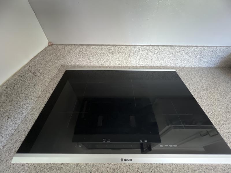 Bosch 800 Series 30-in 4 Elements Black Induction Cooktop NIT8060SUC at ...