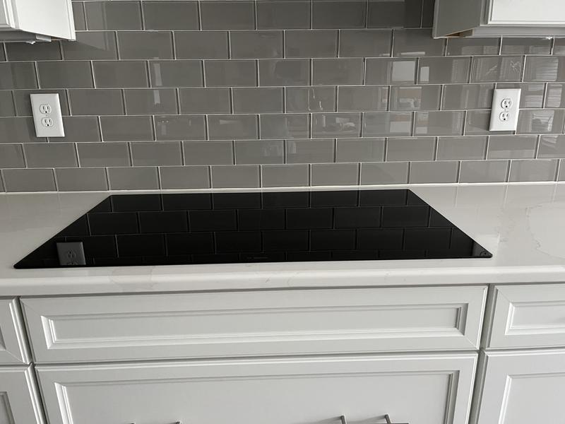 Bosch 500 Series 36-in 5 Burners Black Induction Cooktop NIT5660UC at ...