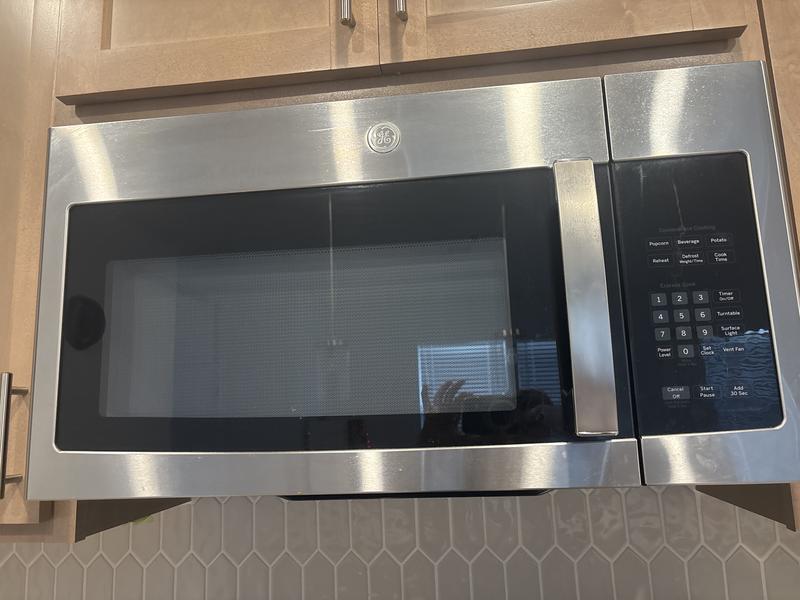 GE 1.6-cu ft 1000-Watt 29.88-in Over-the-Range Microwave (Black ...