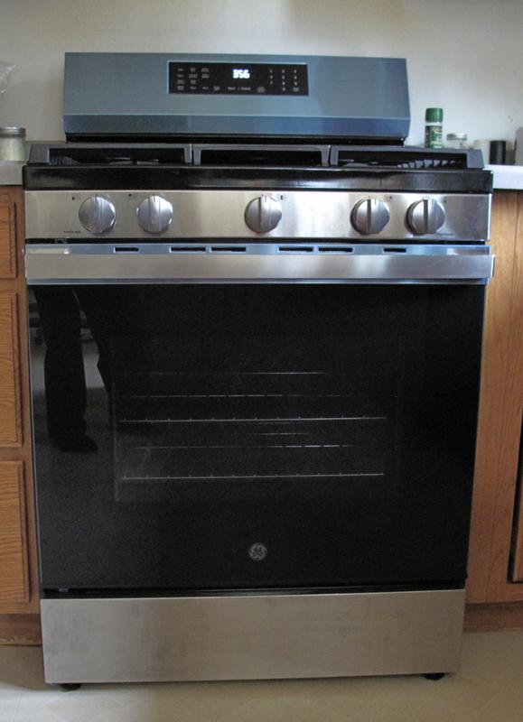 Shop GE 30-in Freestanding Air Fry Convection Gas Range and 30-in ...
