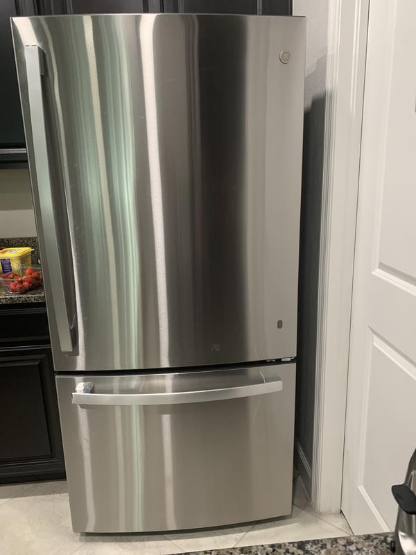 GE 24.9-cu ft Bottom-Freezer Refrigerator with Ice Maker (Stainless ...