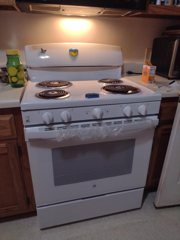 GE 30-in 4 Burners 5-cu ft Freestanding Electric Range (Black ...
