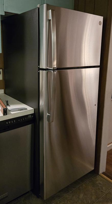GE 17.5-cu ft Top-Freezer Refrigerator with Ice Maker (Stainless Steel ...