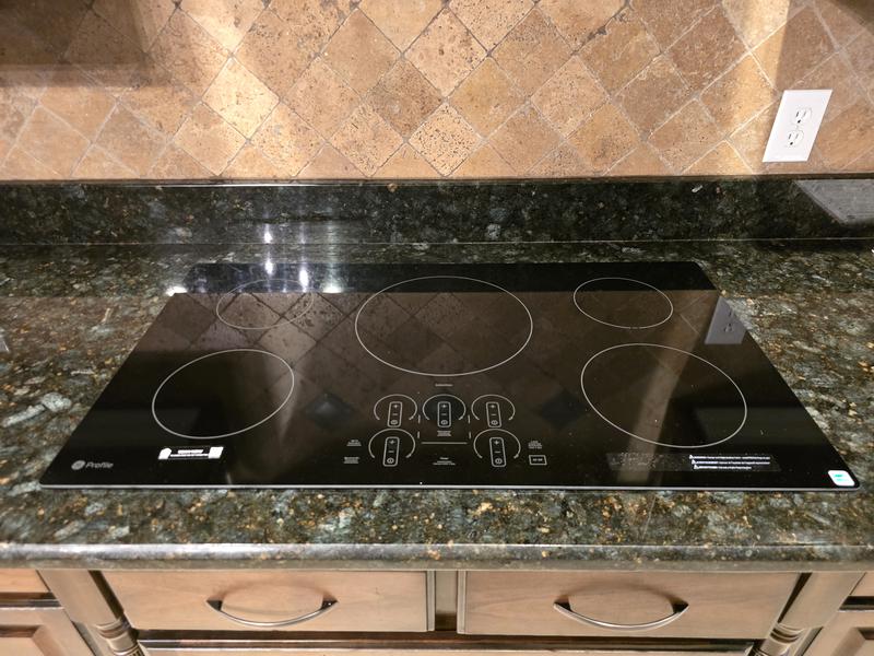 GE Profile 36-in 5 Burners Black Smart Induction Cooktop PHP7036DTBB at ...