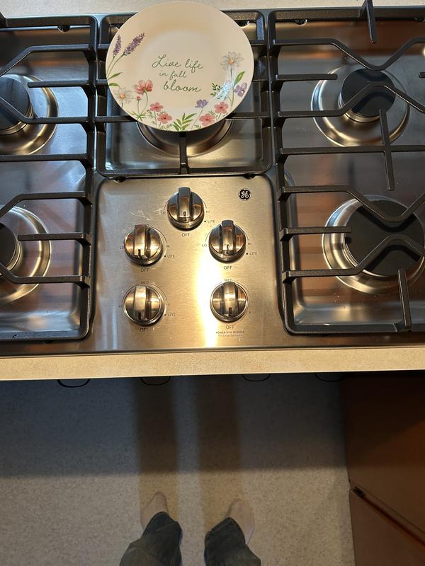 GE 36-in 5 Burners Black Gas Cooktop JGP3036DLBB at Lowes.com