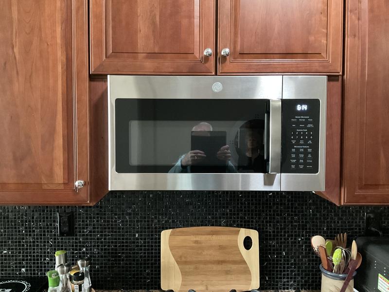 GE 1.9-cu ft 1000-Watt 29.9-in Over-the-Range Microwave with Sensor ...