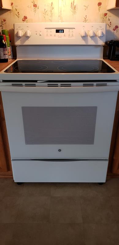 GE Appliances JB655DKWW 30" Freestanding Electric Range - White