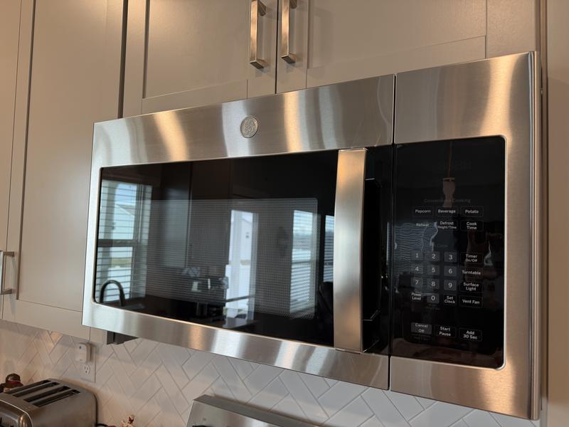 GE 1.6-cu ft 1000-Watt 29.88-in Over-the-Range Microwave (Black ...