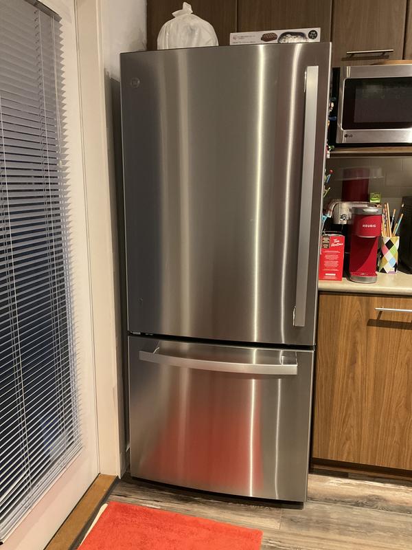 GE 20.9-cu ft Bottom-Freezer Refrigerator with Ice Maker (Stainless ...