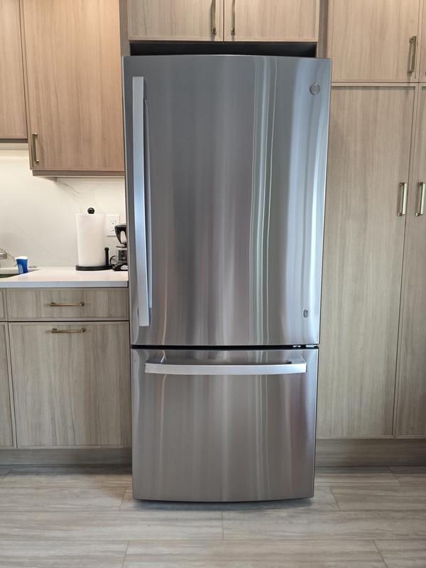 GE 20.9-cu ft Bottom-Freezer Refrigerator with Ice Maker (Stainless ...