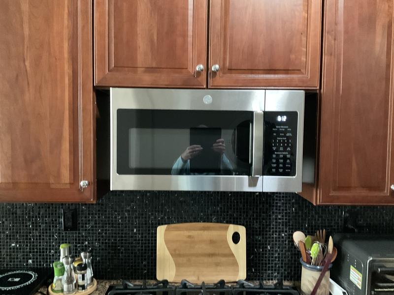 GE 1.9-cu ft 1000-Watt 29.9-in Over-the-Range Microwave with Sensor ...