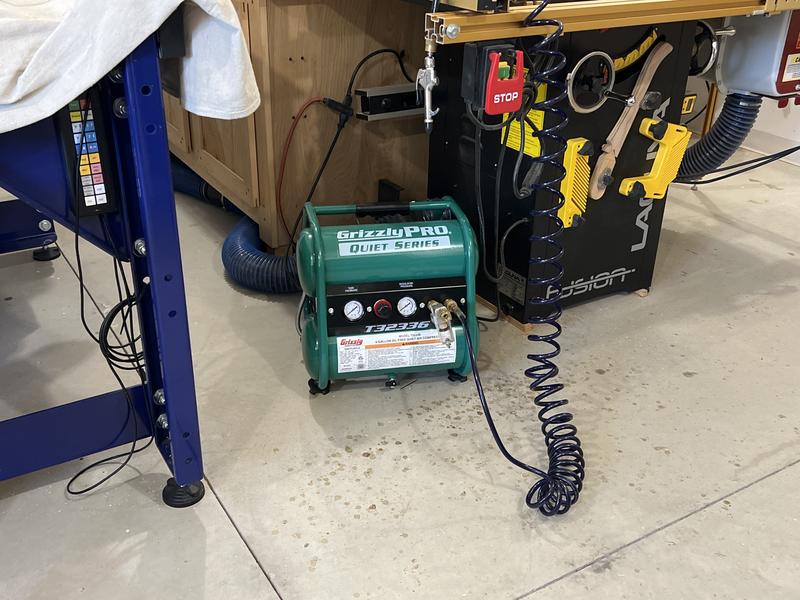 Grizzly 4-Gallon Portable Electric 140 PSI Twin Stack Air Compressor ...