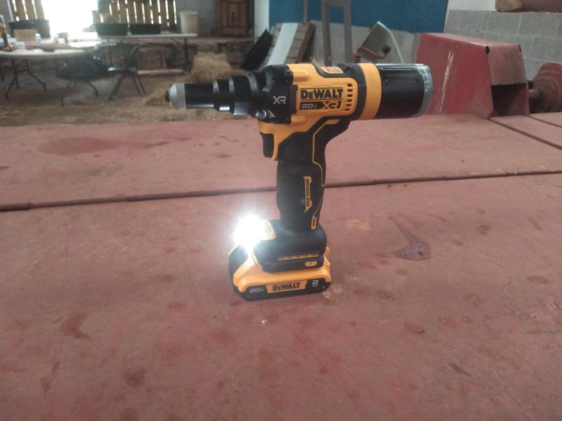 DEWALT 20V 3/16-In Rivet Tool 2.0AH DCF403D1 at Lowes.com