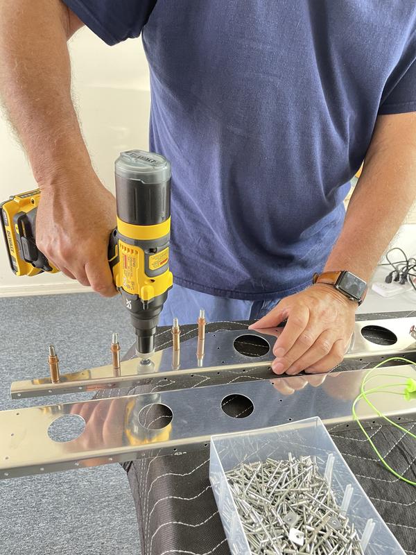 DEWALT 20V 3/16-In Rivet Tool 2.0AH DCF403D1 at Lowes.com