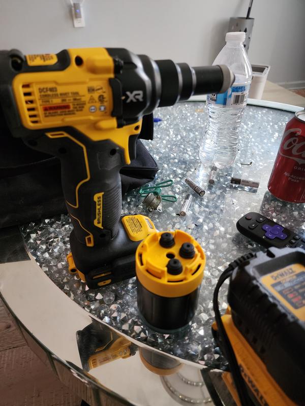 DEWALT 20V 3/16-In Rivet Tool 2.0AH DCF403D1 at Lowes.com