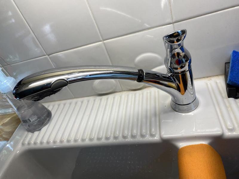 Delta Signature Matte Black Single Handle Pull-out Kitchen Faucet with ...