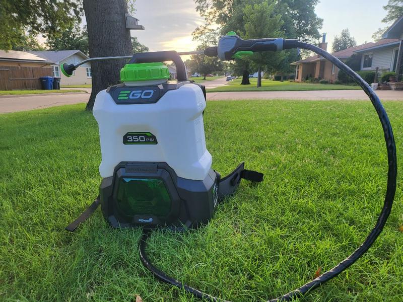 EGO 4-Gallon 56-volt Battery Operated Rubber Hose Plastic Backpack ...