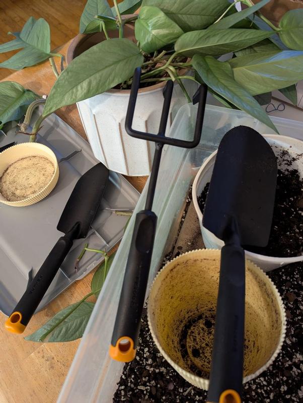 Fiskars Vegetable Gardening Essentials Hand Tool Kit in the Garden Hand ...