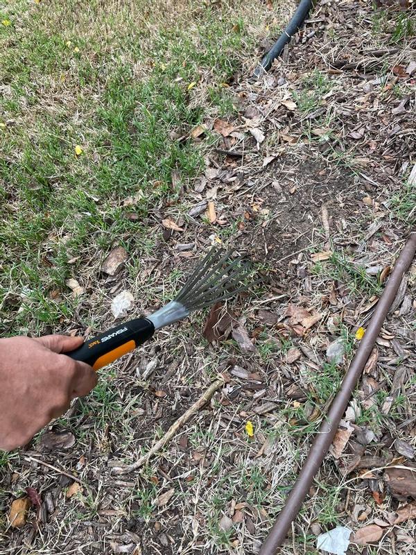 Fiskars 7.75-in L Composite Steel Garden Rake 315520-4001 at Lowes.com
