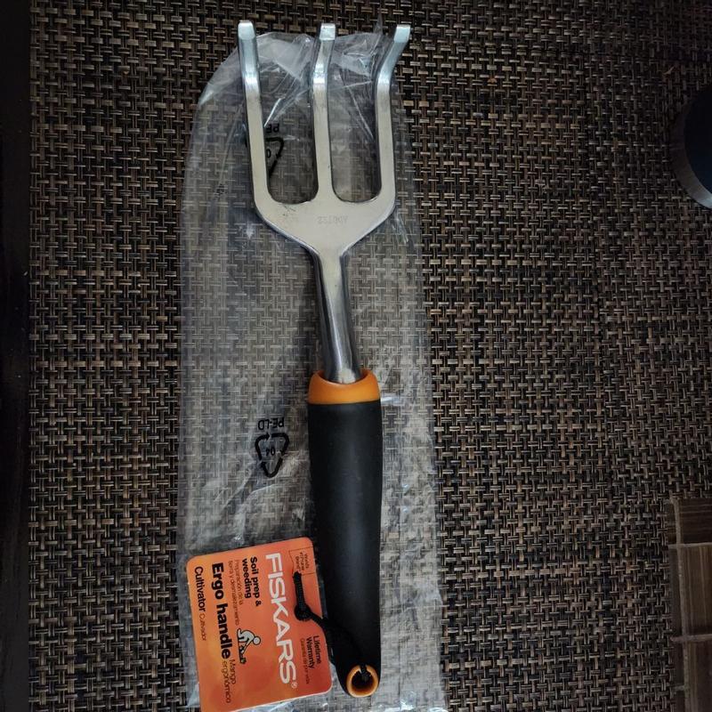 Fiskars 6-in Steel Hand Tiller 1072270 at Lowes.com