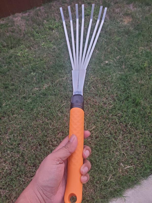 Fiskars 7.75-in L Composite Steel Garden Rake 315520-4001 at Lowes.com