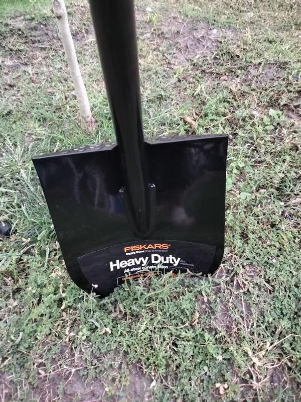 Fiskars 37.7-in Composite D Handle Digging Shovel 396690-1001 at Lowes.com