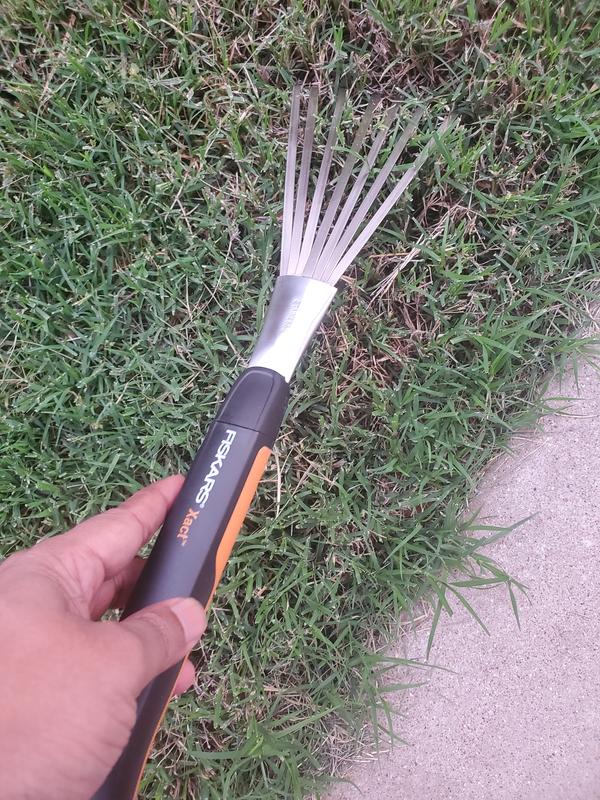 Fiskars 7.75-in L Composite Steel Garden Rake 315520-4001 at Lowes.com