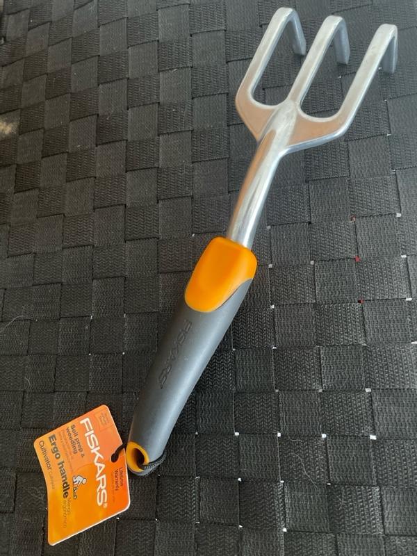 Fiskars 6-in Steel Hand Tiller 1072270 at Lowes.com