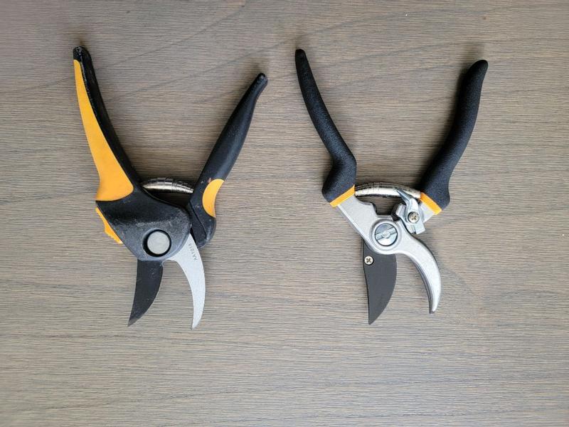 Fiskars Steel Bypass Hand Pruner with Standard Handle 1070434 at Lowes.com