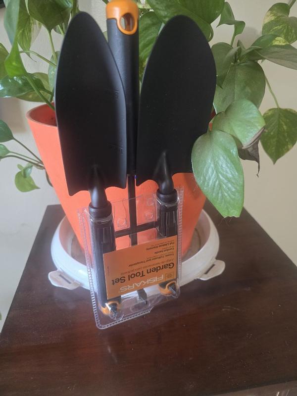 Fiskars Vegetable Gardening Essentials Hand Tool Kit in the Garden Hand ...