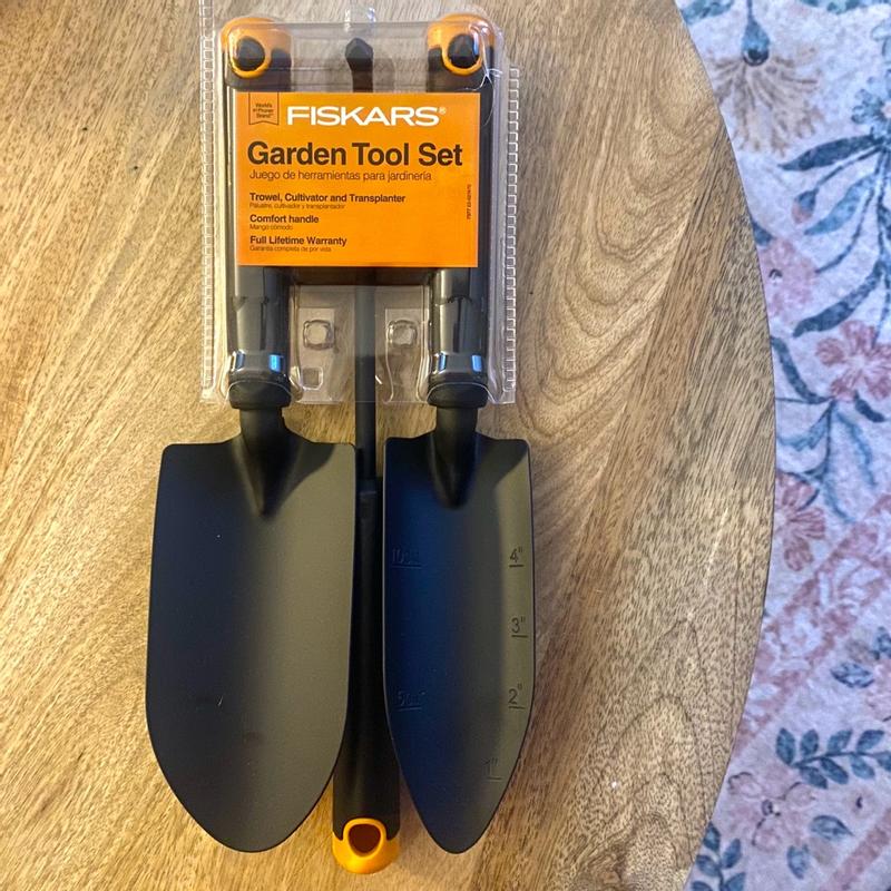 Fiskars Vegetable Gardening Essentials Hand Tool Kit in the Garden Hand ...
