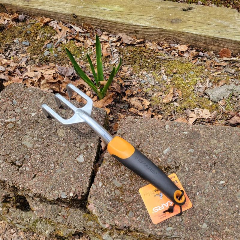 Fiskars 6-in Steel Hand Tiller 1072270 at Lowes.com