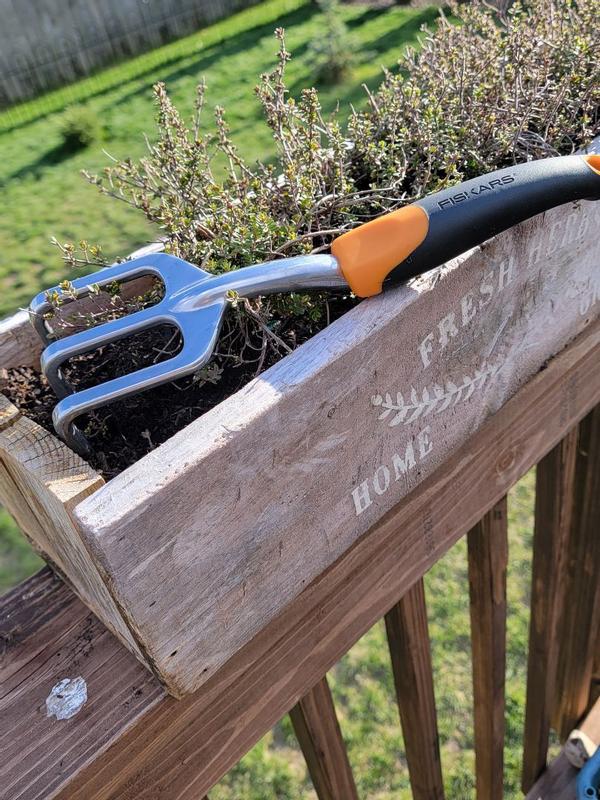 Fiskars 6-in Steel Hand Tiller 1072270 at Lowes.com