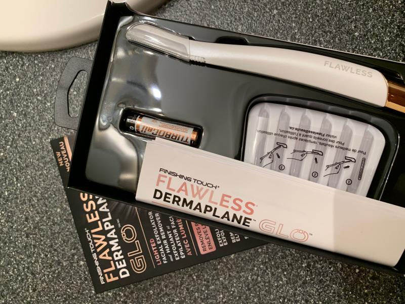 Dermaplane GLO Lighted Facial Exfoliator Finishing Touch Flawless
