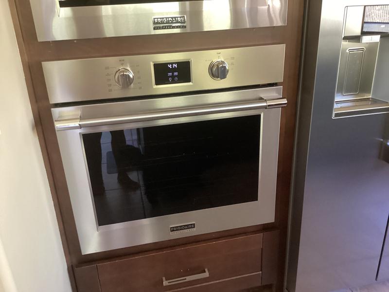 Frigidaire Professional 30-in Single Electric Wall Oven with Air Fry ...