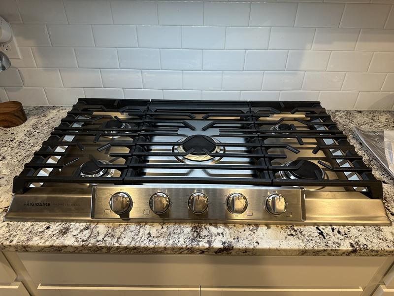 Frigidaire Professional 36-in 5 Burners Stainless Steel Gas Cooktop ...