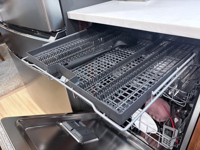Frigidaire 24-in Top Control Built-In Dishwasher With Third Rack ...