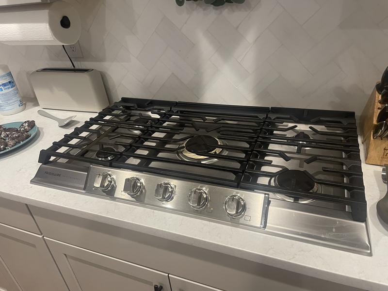 Frigidaire Professional 36-in 5 Burners Stainless Steel Gas Cooktop ...