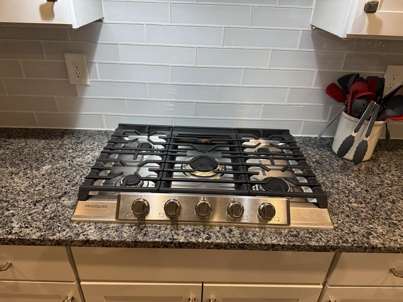 Frigidaire Professional 30-in 5 Burners Stainless Steel Gas Cooktop ...