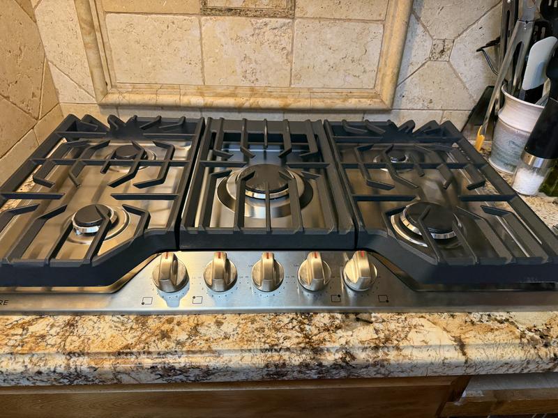 Frigidaire 36-in 5 Burners Black Gas Cooktop FCCG3627AB at Lowes.com