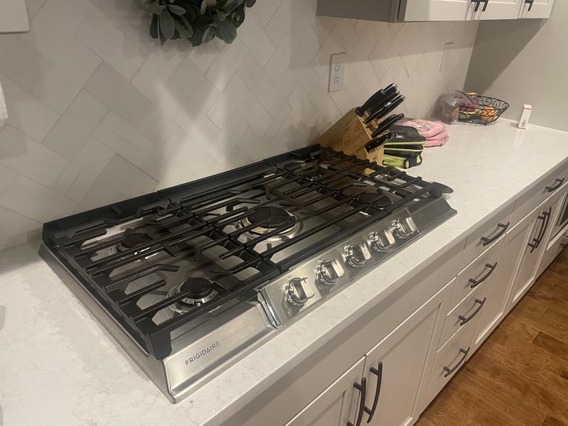 Frigidaire Professional 36-in 5 Burners Stainless Steel Gas Cooktop ...